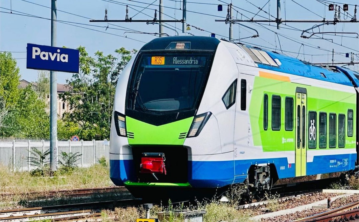 Basta viaggi treno gratis per forze dell'ordine su Trenord: è polemica