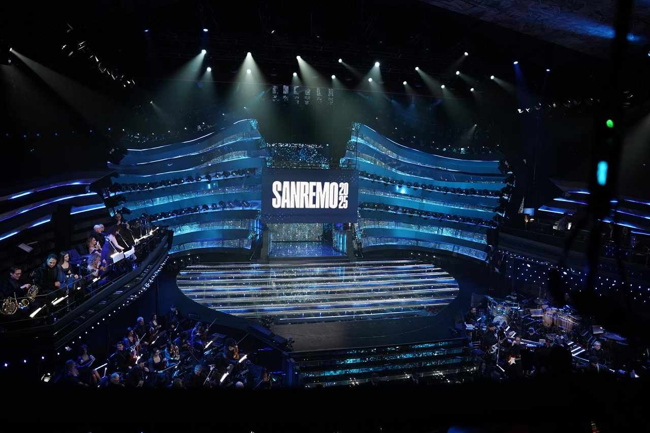 Sanremo 2025: i segreti dell'allestimento scenoluminoso del palco