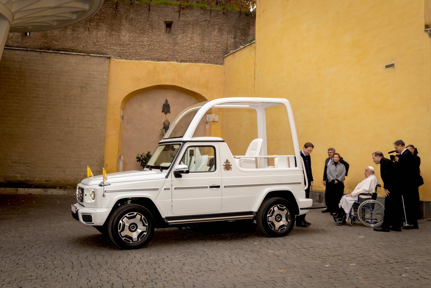 Pope Francis’s Fleet, auto e papamobile di Franceso I (R4, Classe G Bev ...