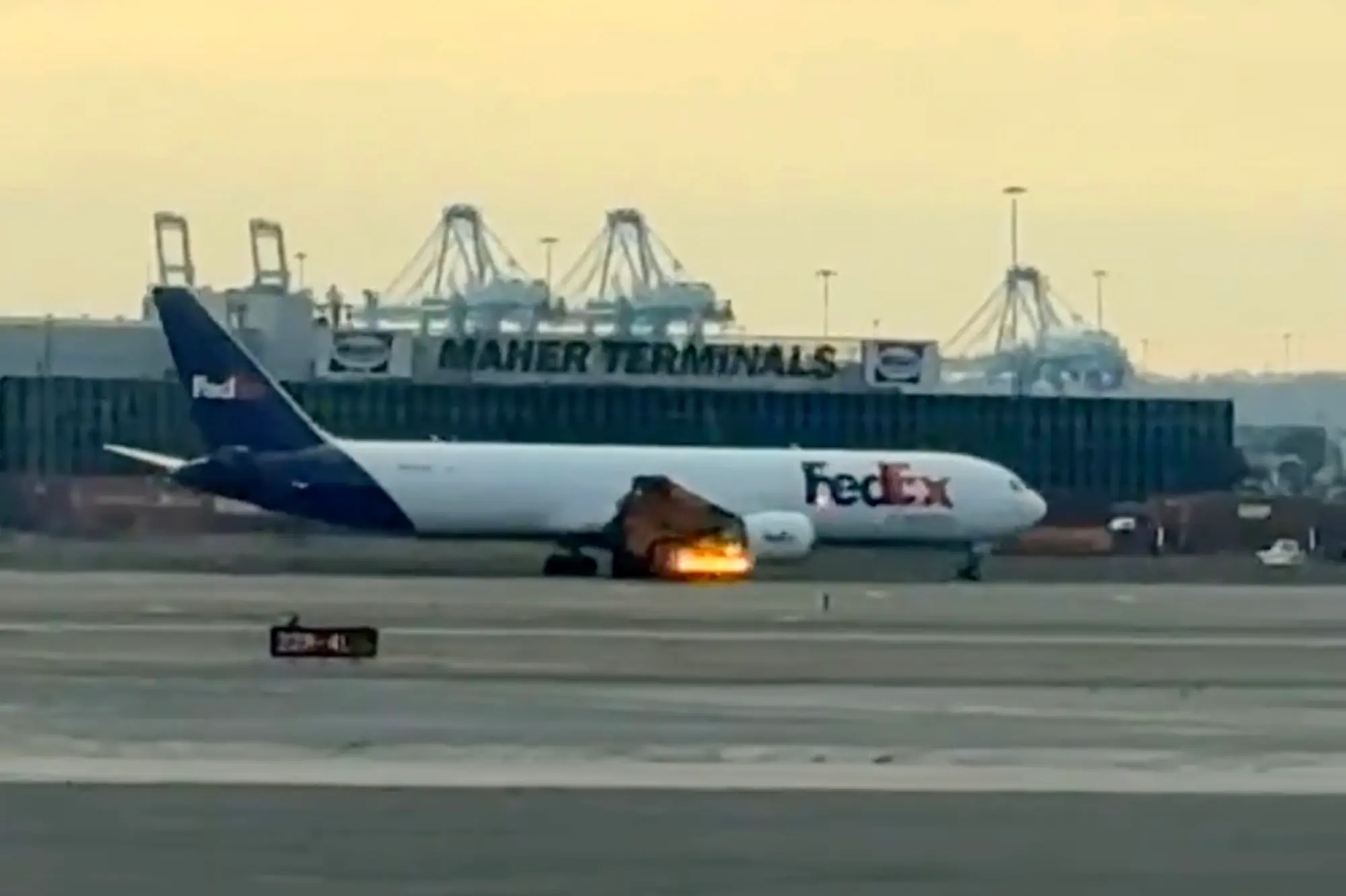 Aereo FedEx per Indianapolis prende fuoco dopo bird strike: video dell'atterraggio | Missionline